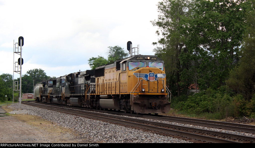UP 4688 leads East-Bound Mamifest through Fostoria.